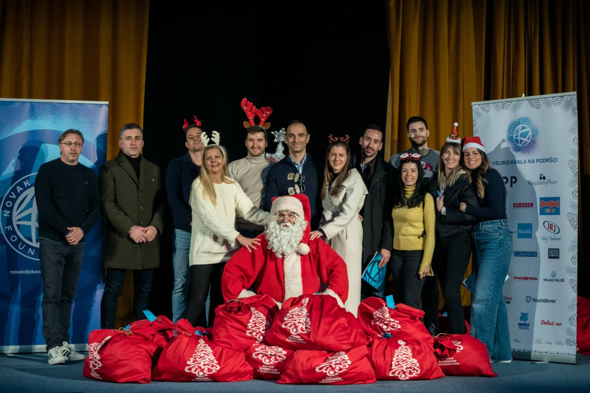 Novak Đoković Fondacija novogodišnjim paketićima obradovala mališane ...